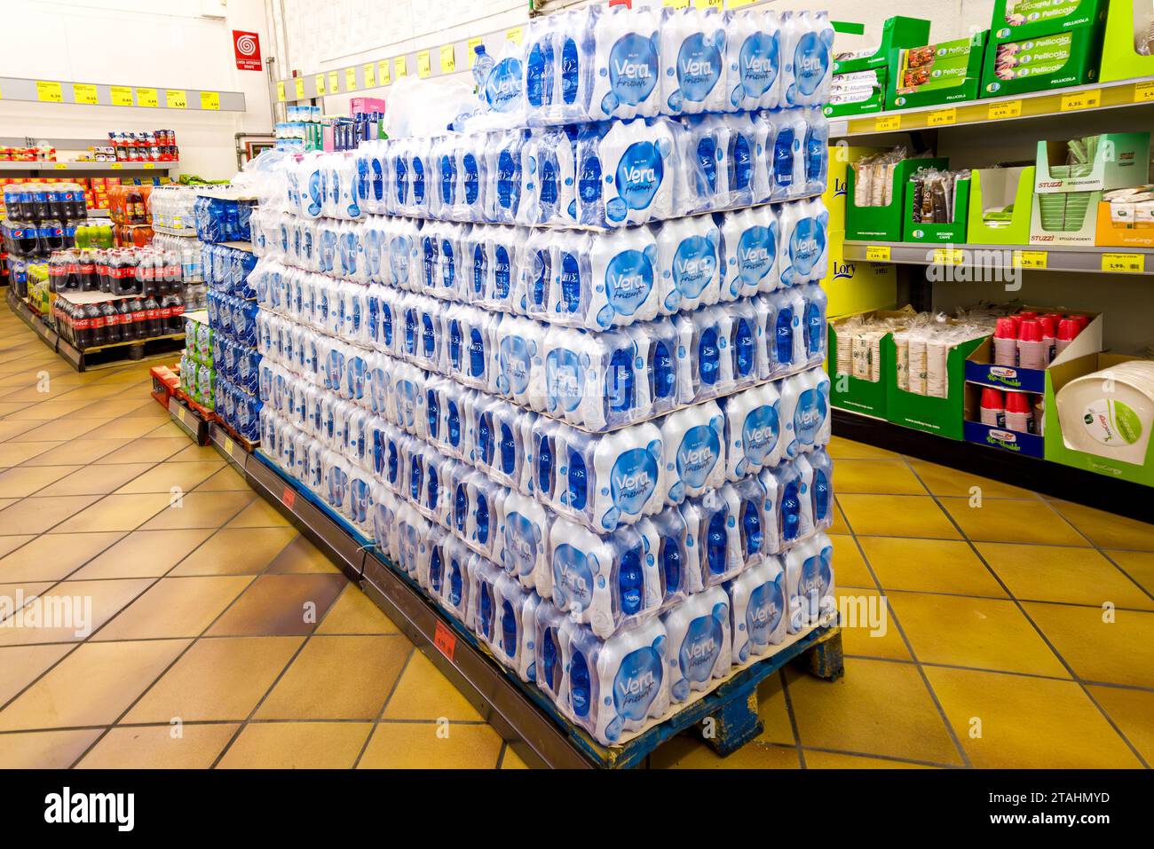 Italien - 26. November 2023: Wasser in Plastikflaschen auf einer ...
