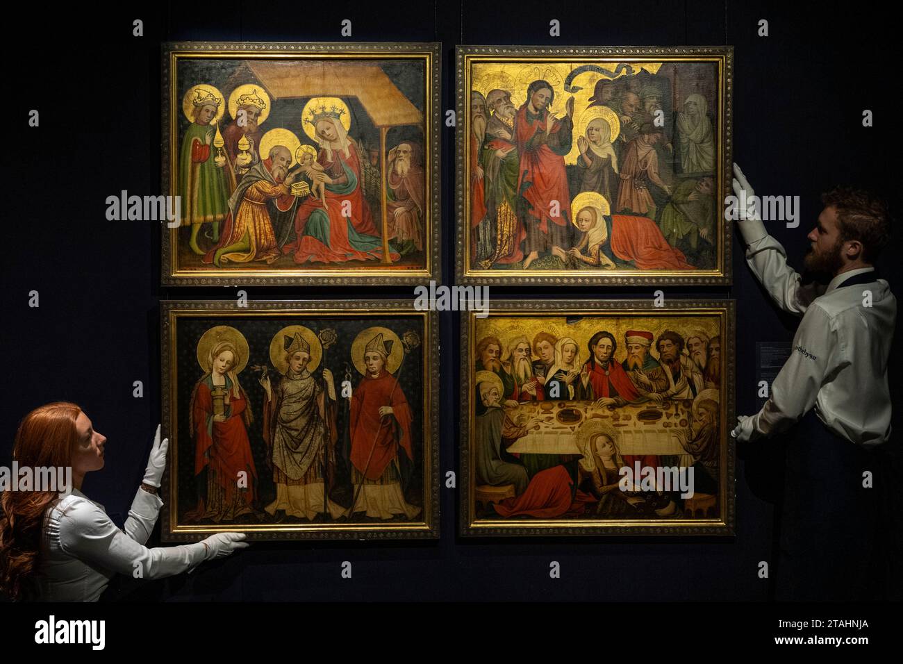 London, Großbritannien. 1. Dezember 2023. Techniker präsentieren „vier Tafeln aus dem ...