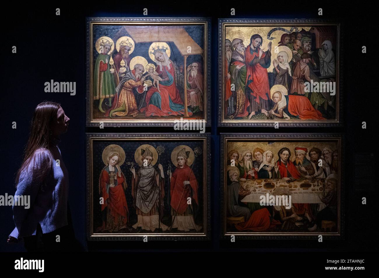 London, Großbritannien. 1. Dezember 2023. Ein Mitarbeiter sieht „vier Tafeln aus dem ...