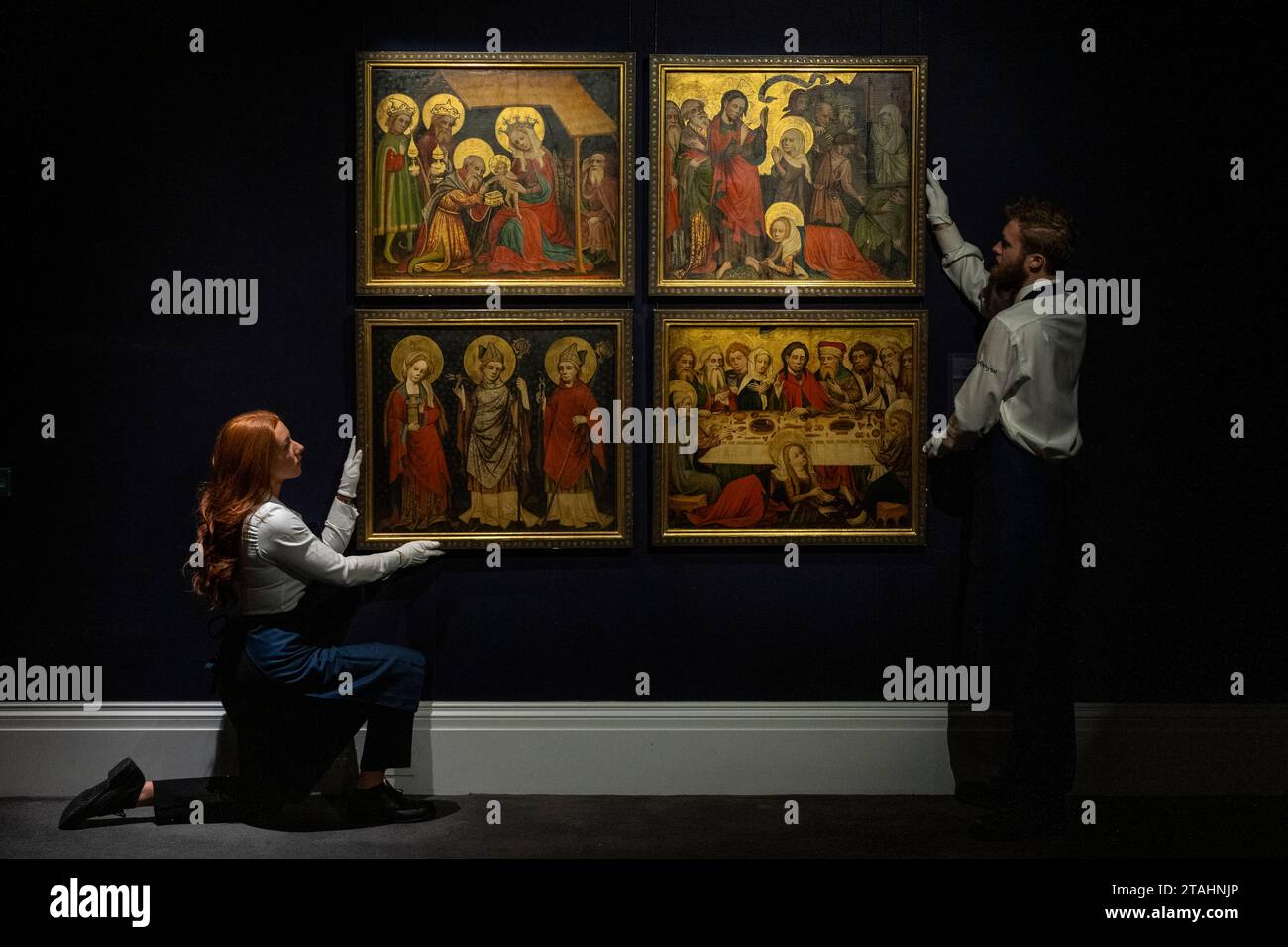 London, Großbritannien. 1. Dezember 2023. Techniker präsentieren „vier Tafeln aus dem ...