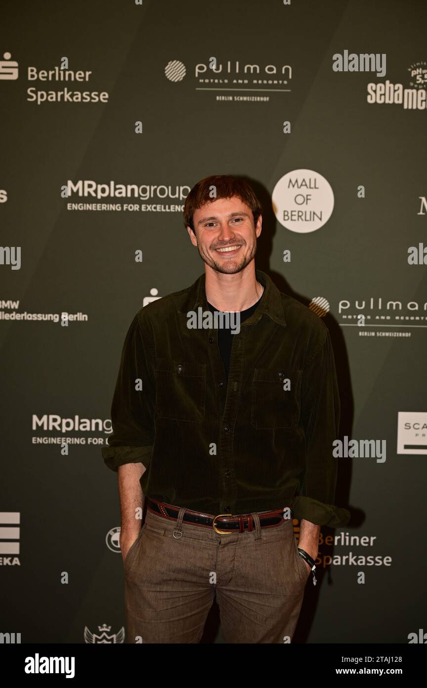 Frederic Brossier bei der Strassenfeger Charity Aktion 2023 von ...