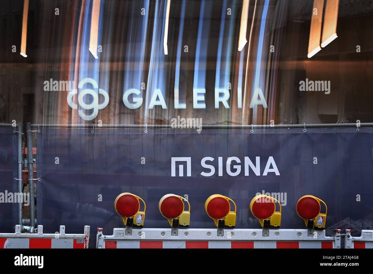 FOTOMONTAGE : Insolvenz der Signa-Holding neue Sorgen um Galeria. Galeria Karstadt nach Signa ...