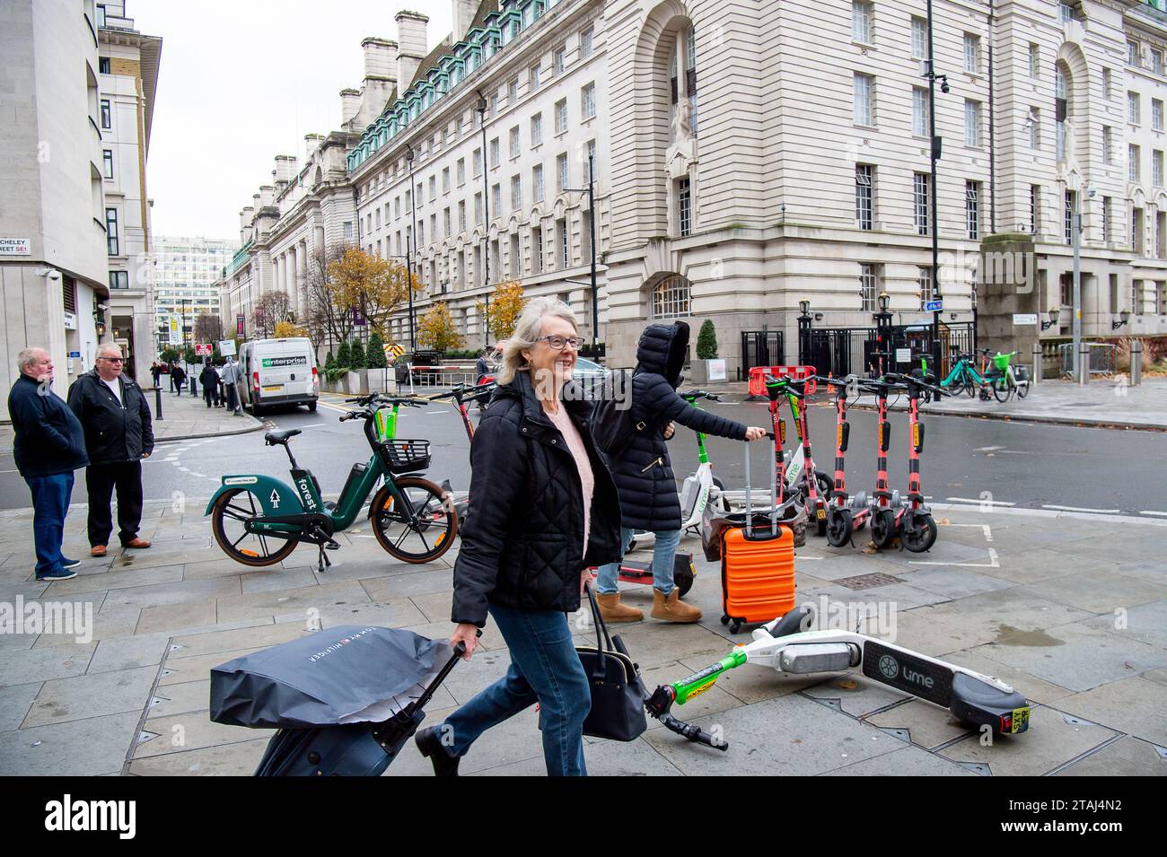 London, Großbritannien. November 2023. Kalk- und EoI-E-Scooter können in der Nähe der Waterloo ...