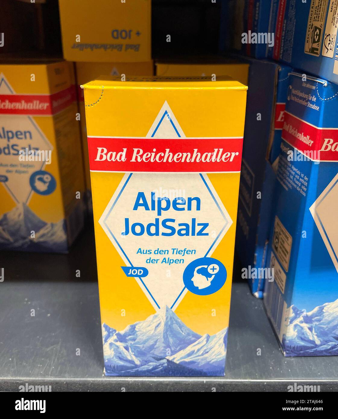 Bayern, Deutschland 01. Dezember 2023: Hier der Blick im Supermarkt, Discounter auf eine Packung ...