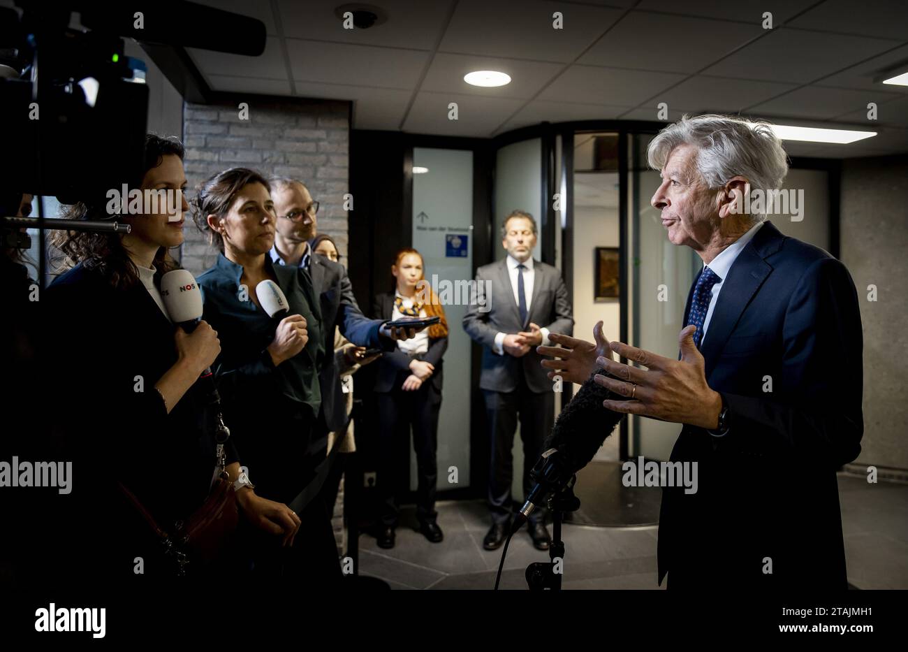 DER HAAG - Pfadfinder Ronald Plasterk während einer Pressekonferenz ...