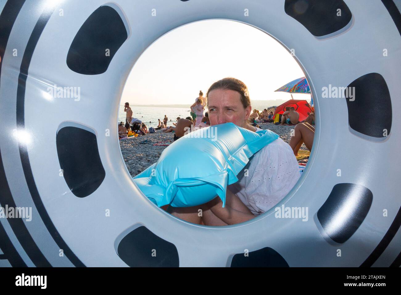 Blowing up inflatable ring -Fotos und -Bildmaterial in hoher Auflösung ...