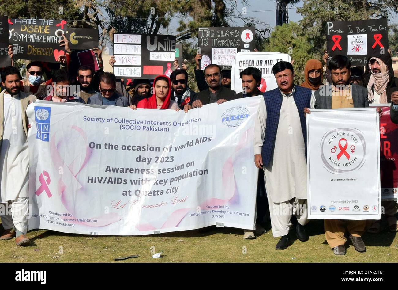 Die Teilnehmer veranstalten einen Awareness Walk anlässlich des Welt ...