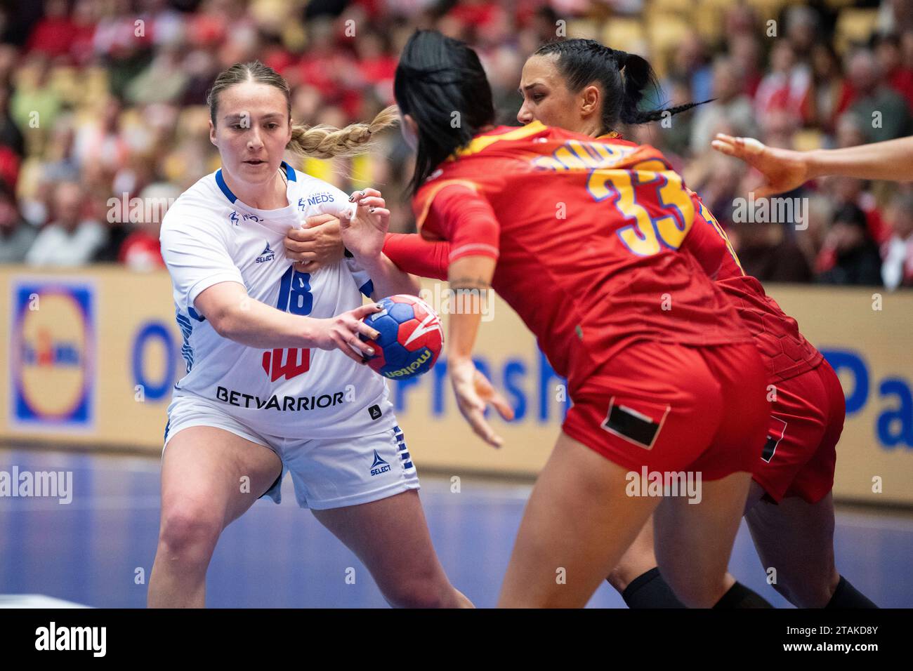 Maria Elena Correa Vergara aus Chile im Einsatz mit Nicoleta Balog aus Rumänien während des IHF ...