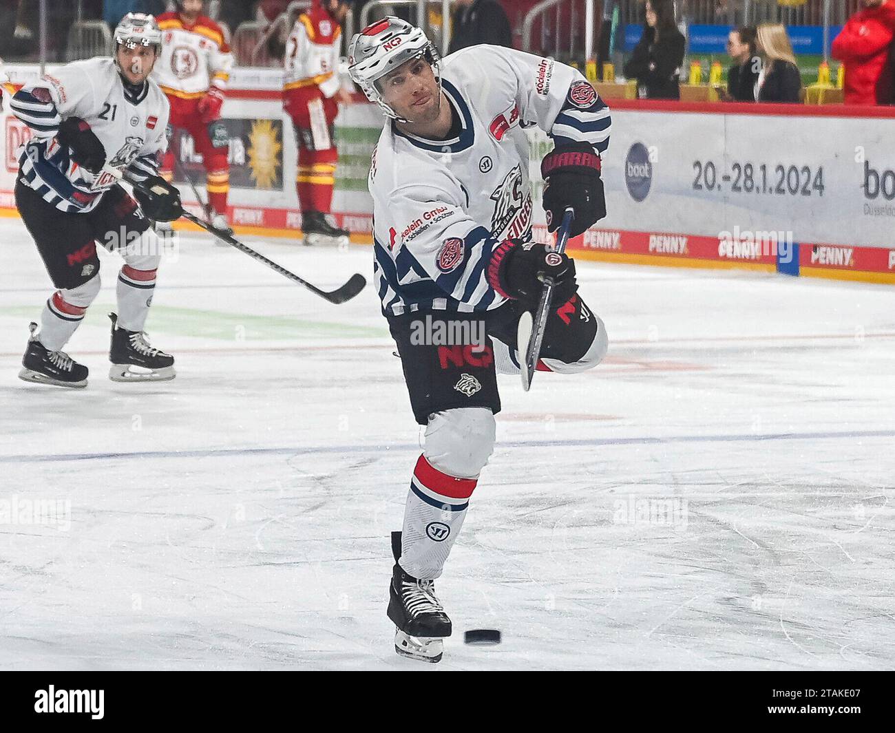 Cole Maier (Nürnberg Ice Tigers, #14) schaut seinem Schuss hinterher ...