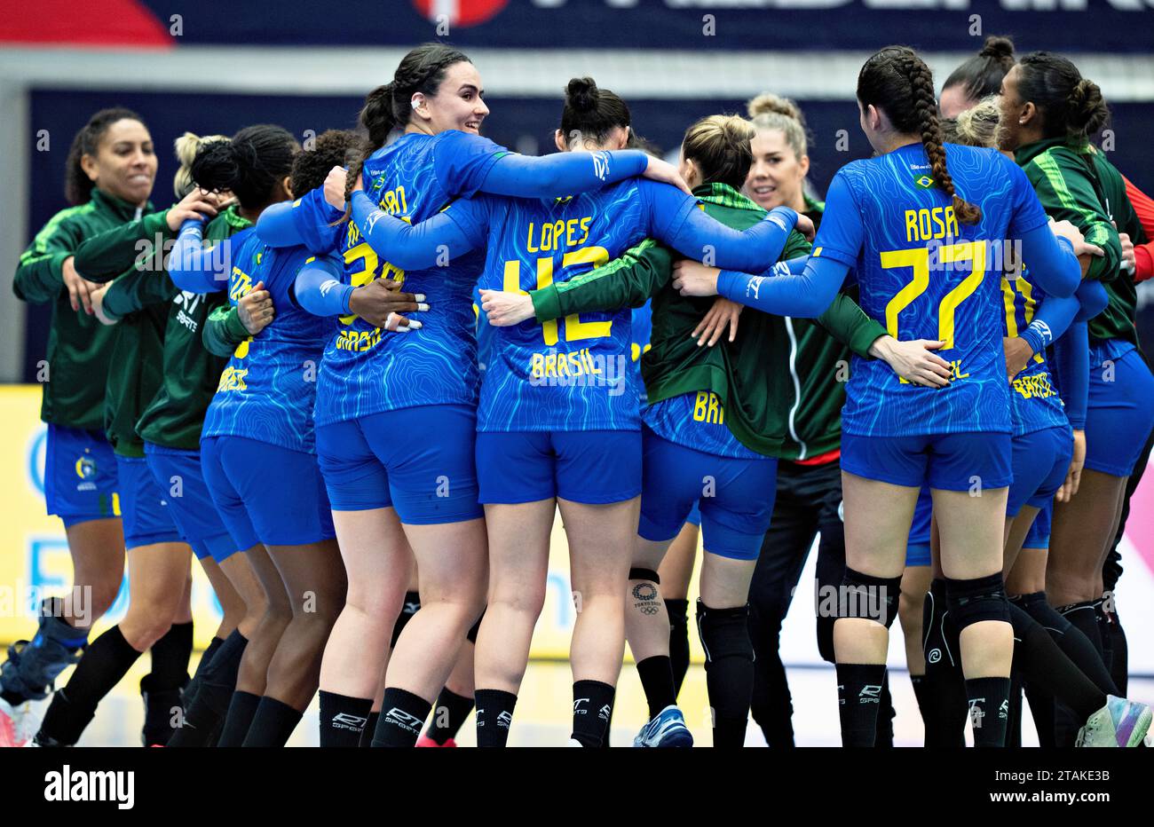 Brasilien feiert den Sieg im IHF Handball-WM-Spiel der Frauen zwischen Kasachstan und Brasilien ...