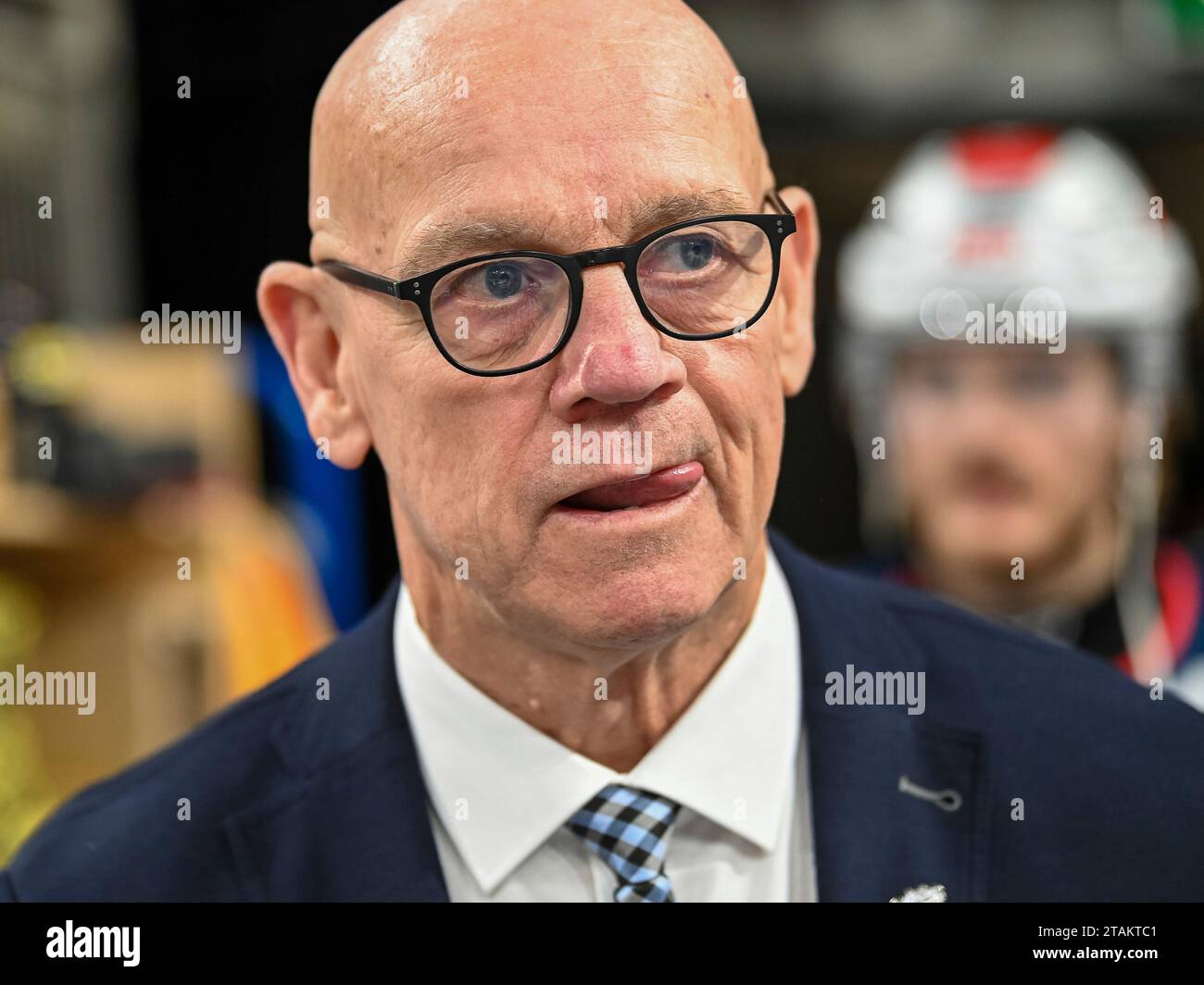 Tom Rowe (Nürnberg Ice Tigers, Trainer) auf dem Weg zur Bank ...