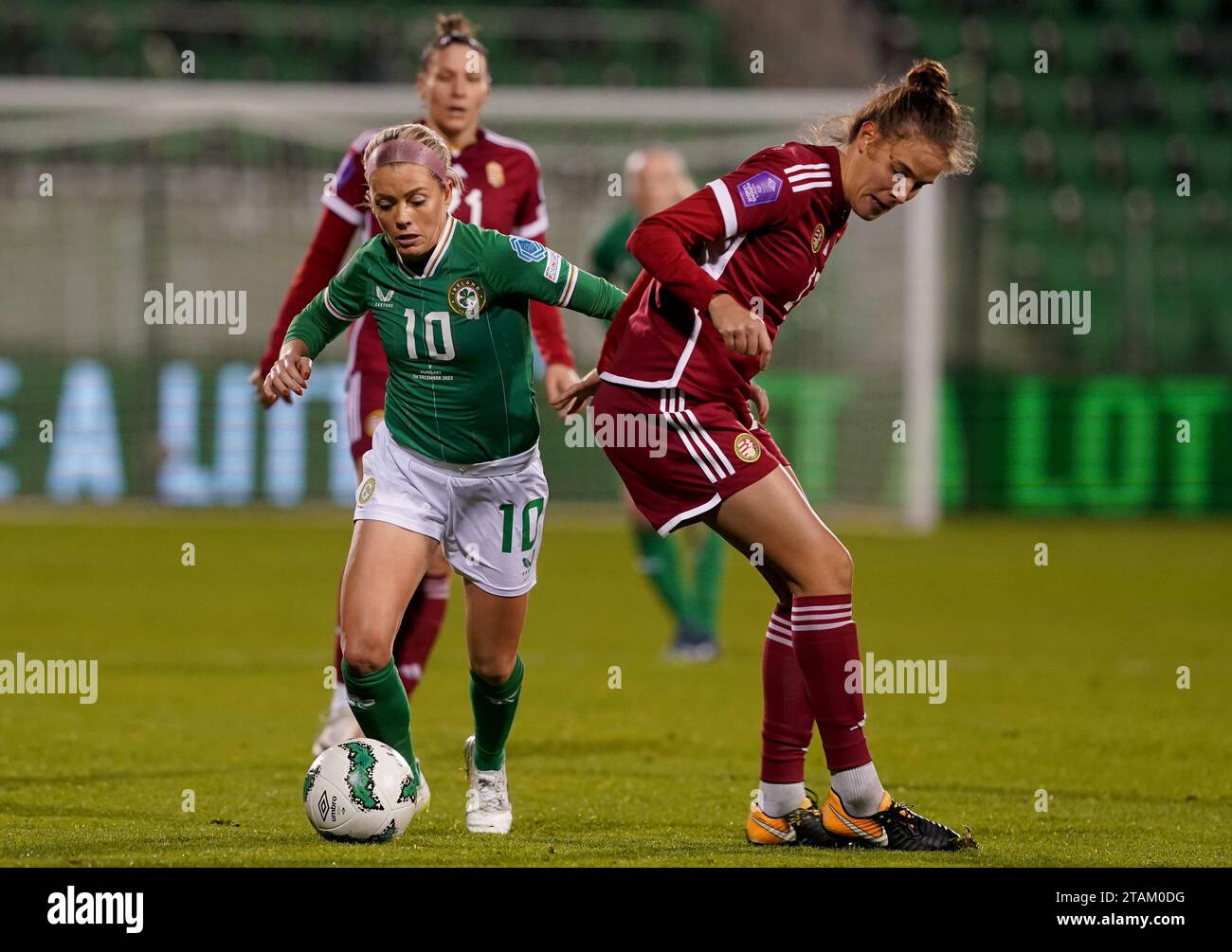 Denise O’Sullivan (links) und Hanna Nemeth aus Ungarn kämpfen um den ...