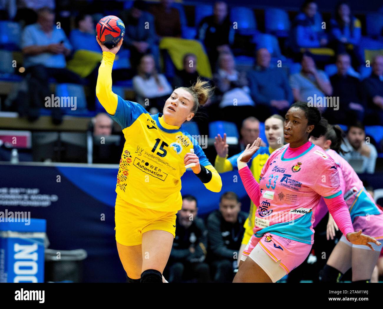 Anastasiia Melekestseva aus der Ukraine während des IHF Handball-WM-Spiels der Frauen zwischen ...