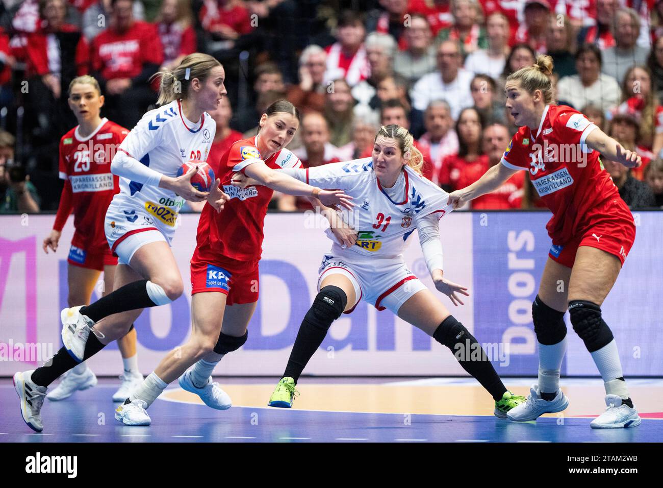 Dänemarks Mie Hoejlund und Rikke Iversen im Spiel mit der serbischen Katarina Bojicic und Jovana ...
