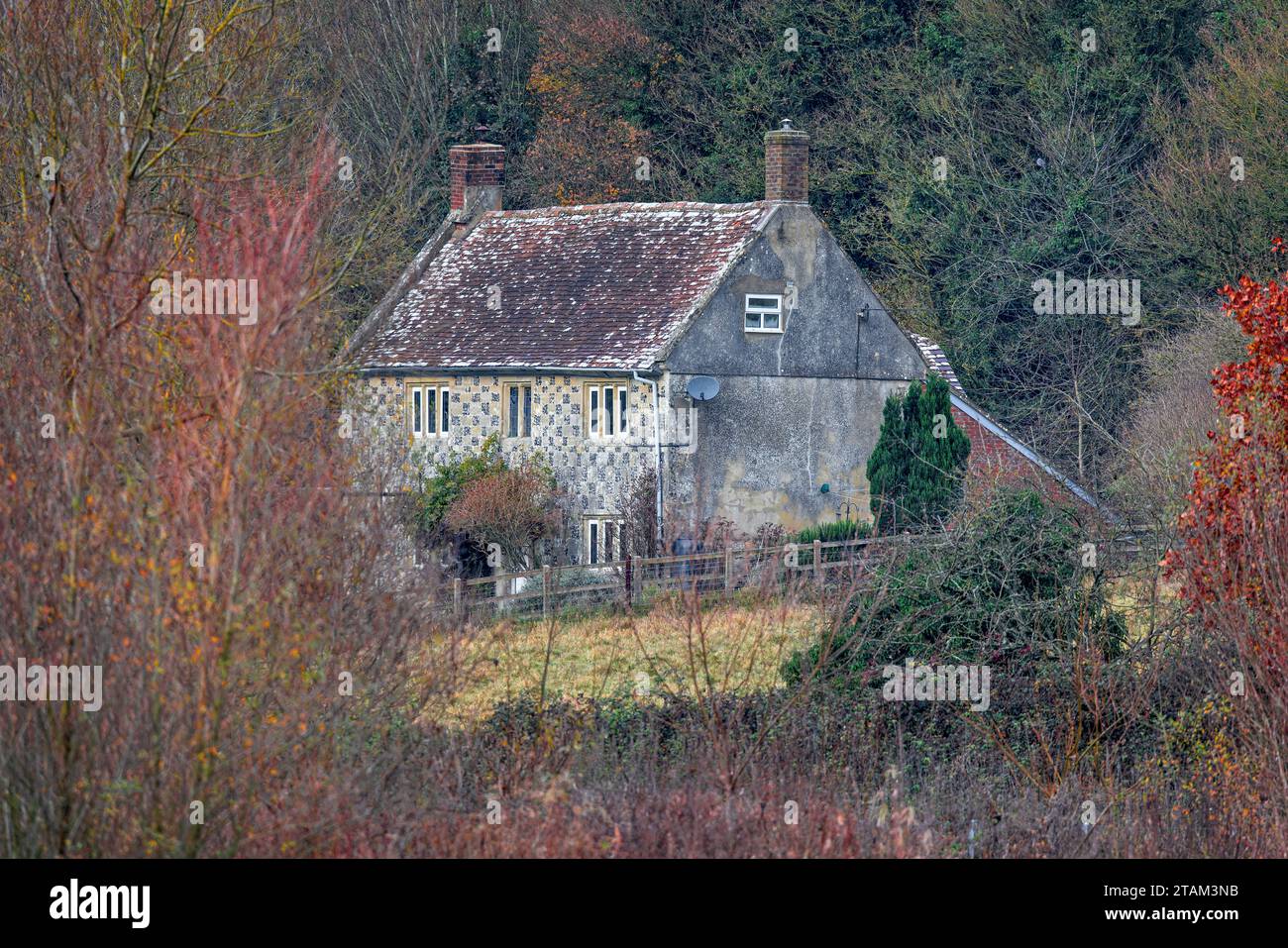 Nahaufnahme eines alten Cottage aus Stein und Feuerstein im Wylye ...