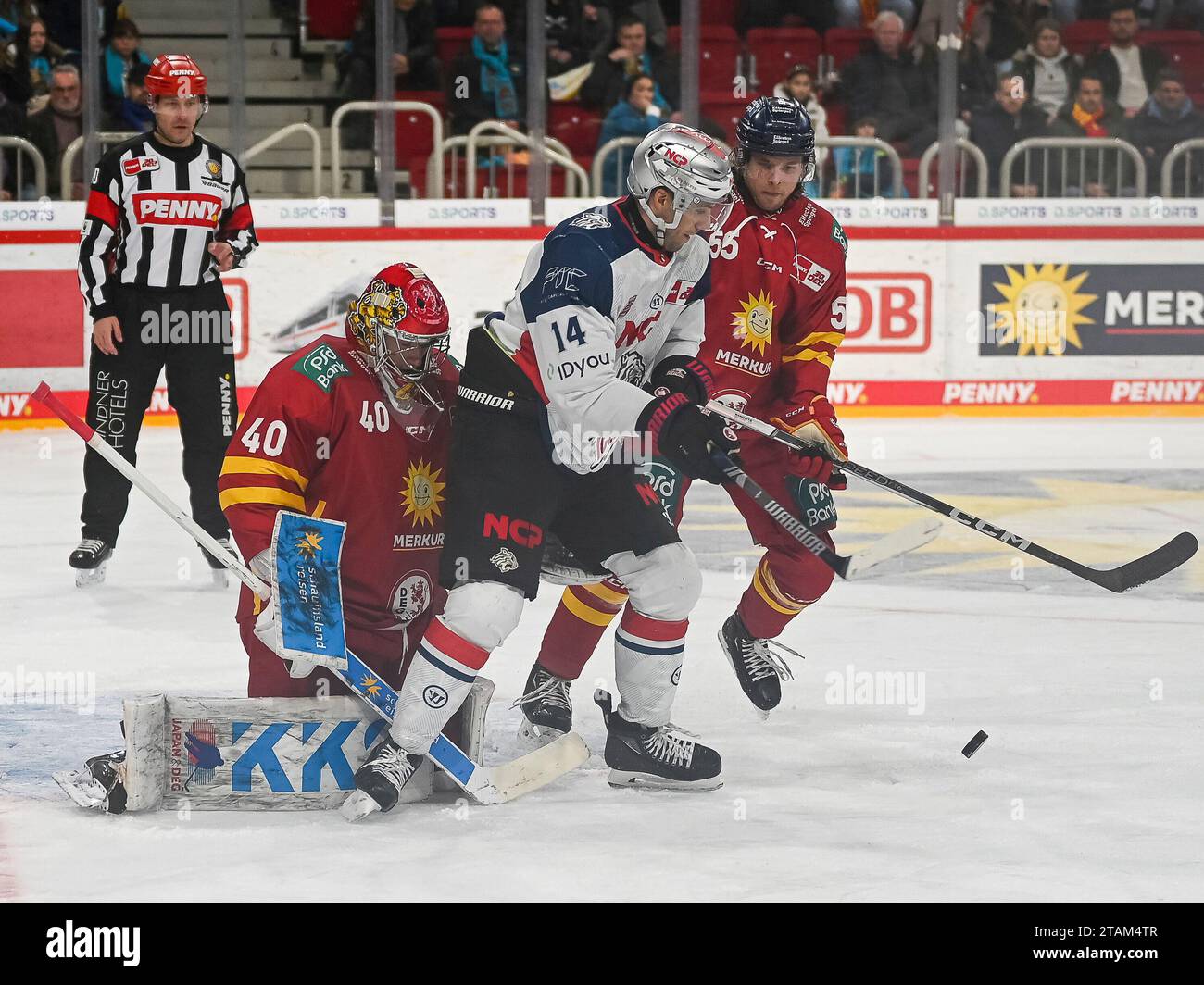 Cole Maier (Nürnberg Ice Tigers, #14) versuchte an den Puk zu gelangen ...