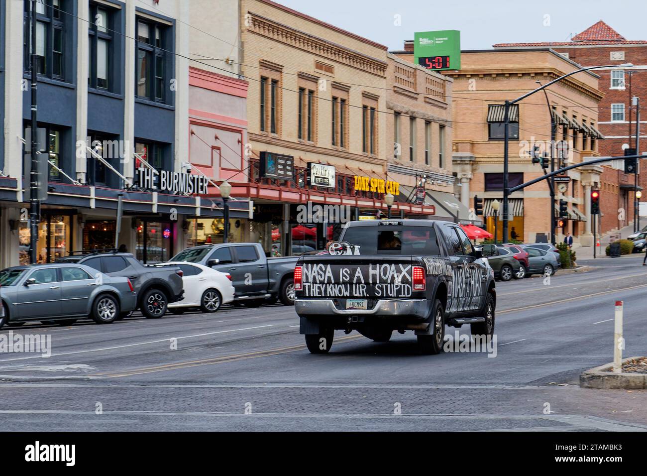 Prescott, AZ - 15. November 2023: Pick-Truck fährt durch die Innenstadt und sagt: „NASA ist ein ...
