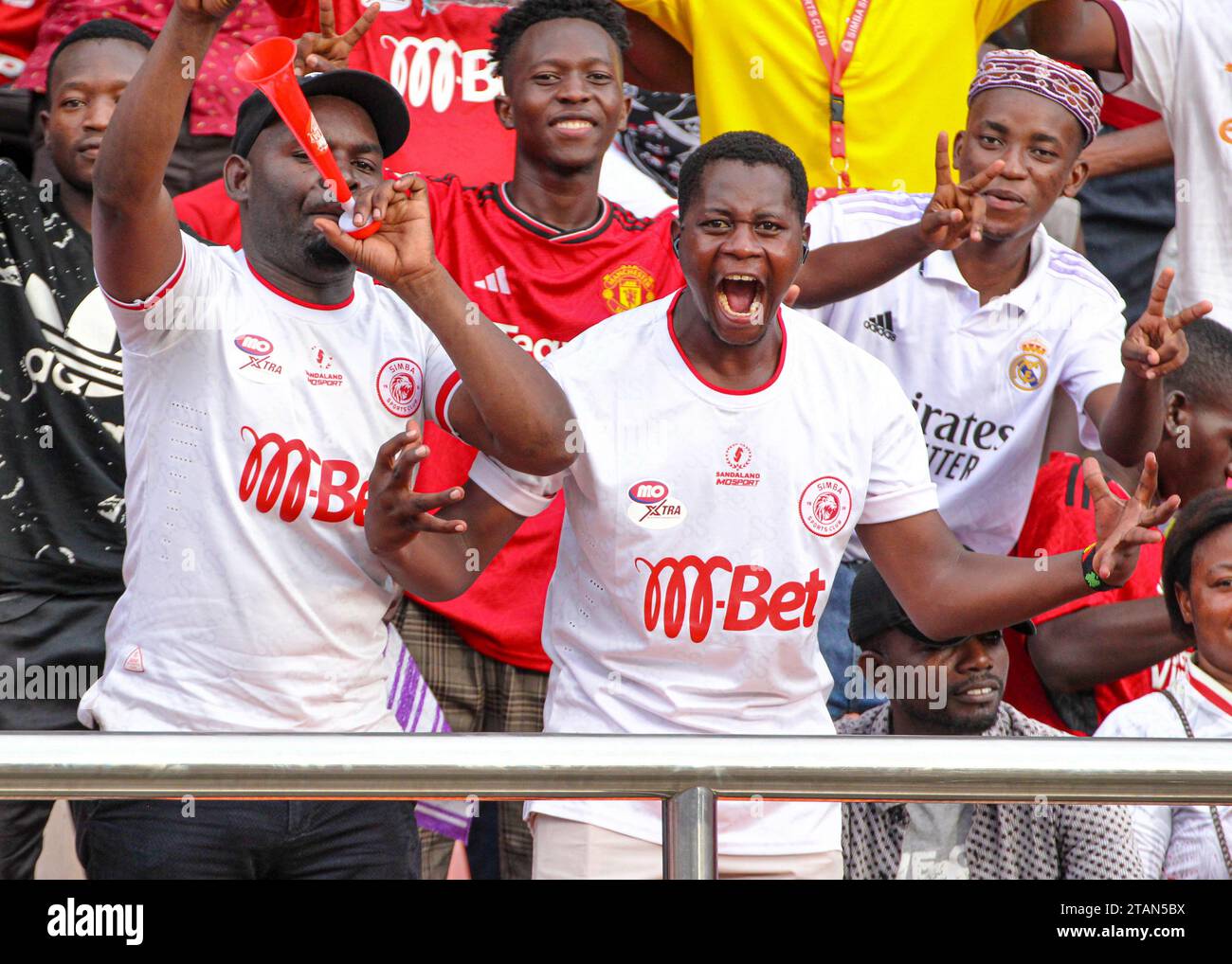 DAR es SALAAM, TANSANIA - 25. NOVEMBER: Fans der Total Energies Caf ...