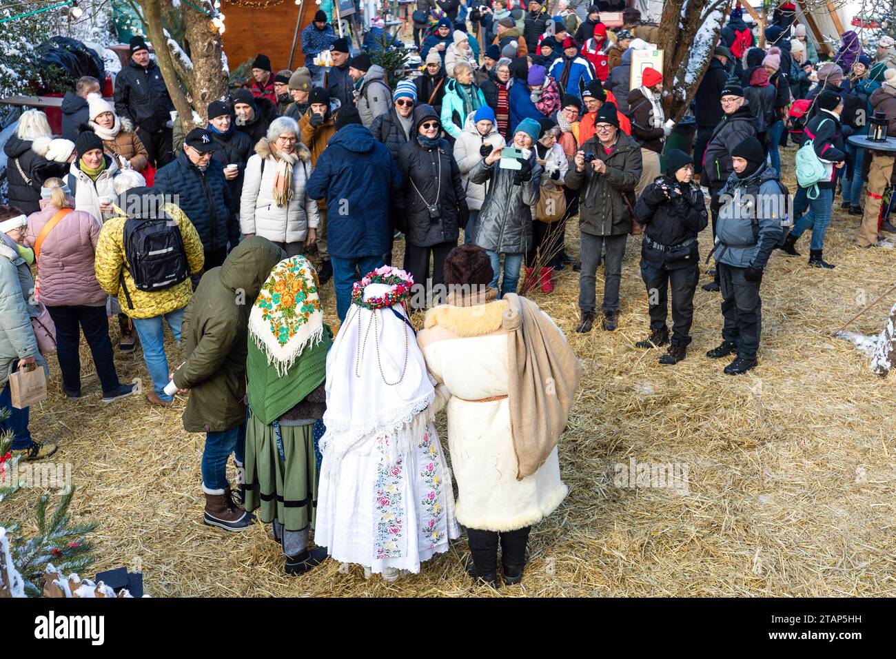 02. Dezember 2023, Brandenburg, Lehde: Rumpodich (Front, r-l), sorbisch ...