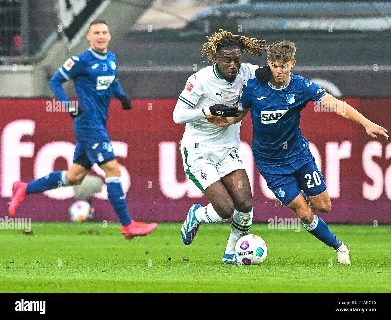 ZWEIKAMPF zwischen Kouadio Kone (Borussia Mönchengladbach, #17) und ...