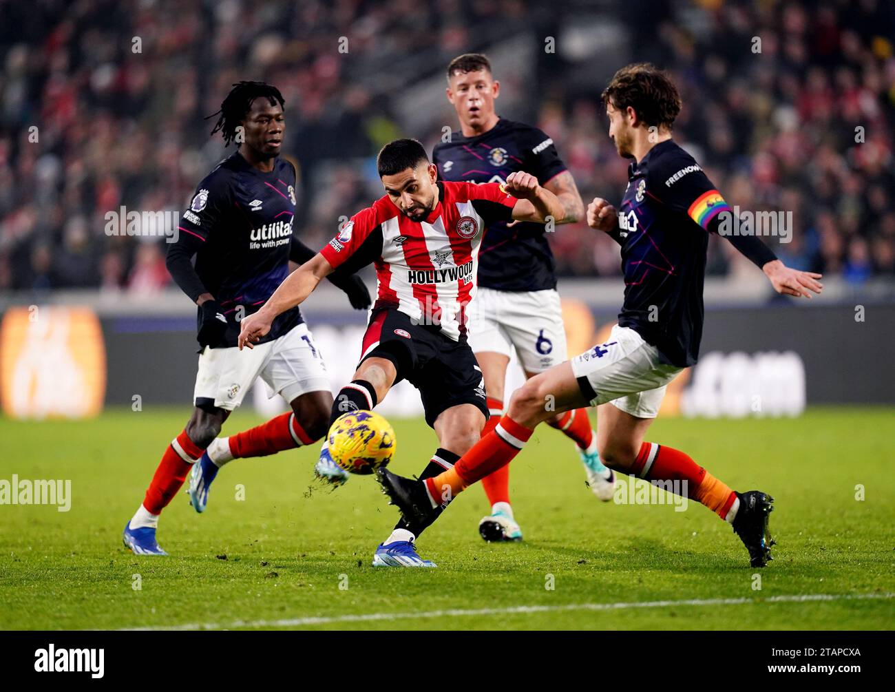 Brentfords Neal Maupay (Mitte) schießt den Ball unter Druck von Tom ...