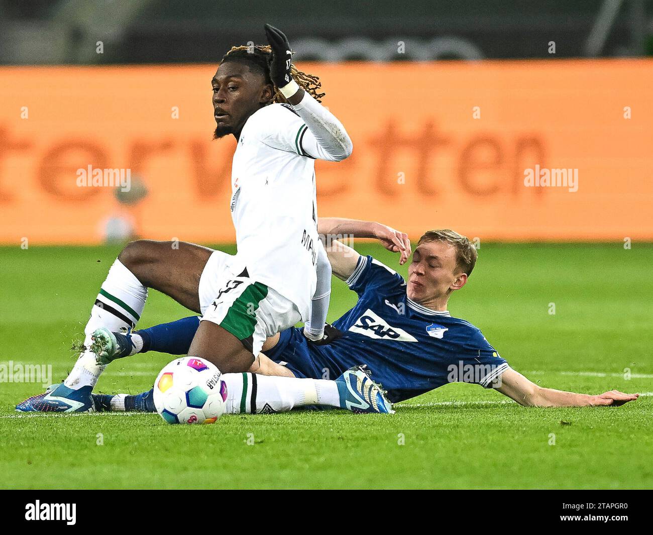 Maximilian Beier (TSG 1899 Hoffenheim, #14) mit einer Graetsche gegen ...