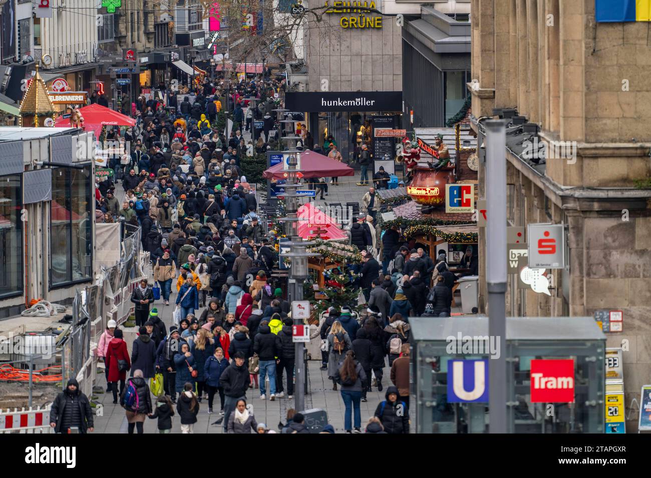 Volle Einkaufsstraße in Essen, Kettwig Straße, Fußgängerzone, am ersten ...