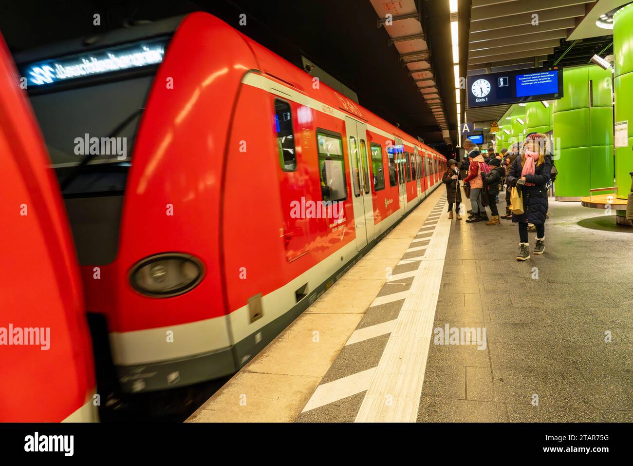 S-Bahn-Pendelverkehr am S-Bahnhof Isartor, S-Bahnverkehr wegen Schneechaos stark eingeschränkt ...