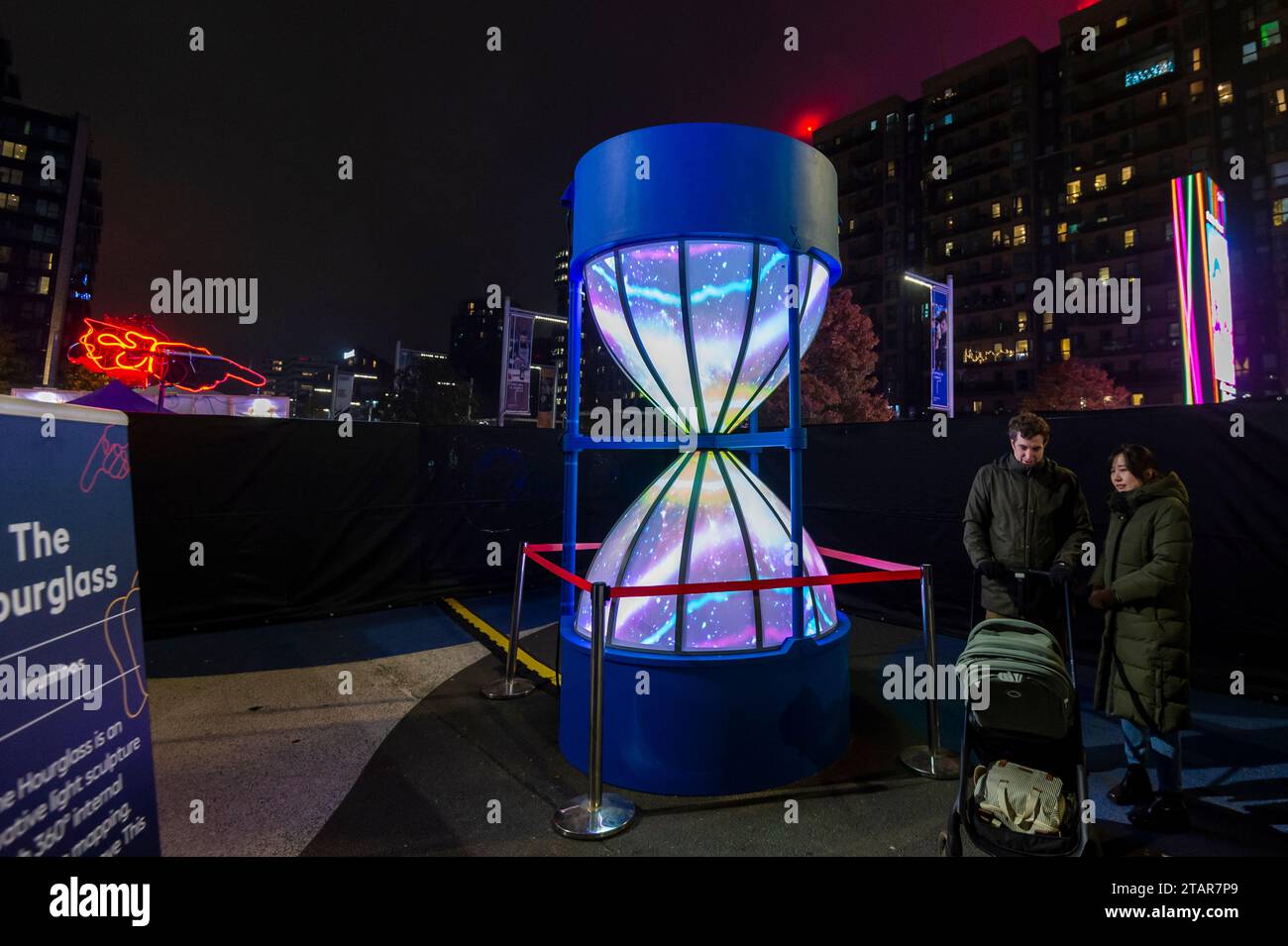 London, Großbritannien. 2. Dezember 2023. Besucher genießen das ...