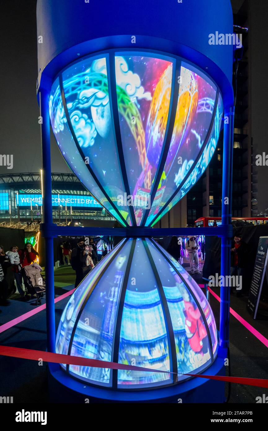 London, Großbritannien. 2. Dezember 2023. Besucher genießen das ...