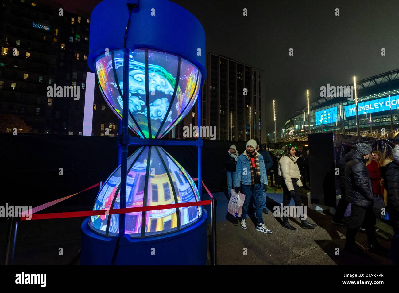 London, Großbritannien. 2. Dezember 2023. Besucher genießen das ...