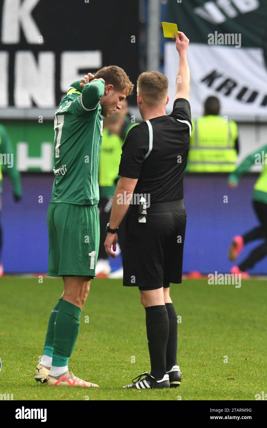 Duisburg, Deutschland. Dezember 2023. Schiedsrichter Felix Weller zeigt Tommy Grupe ( VFB Lübeck ...
