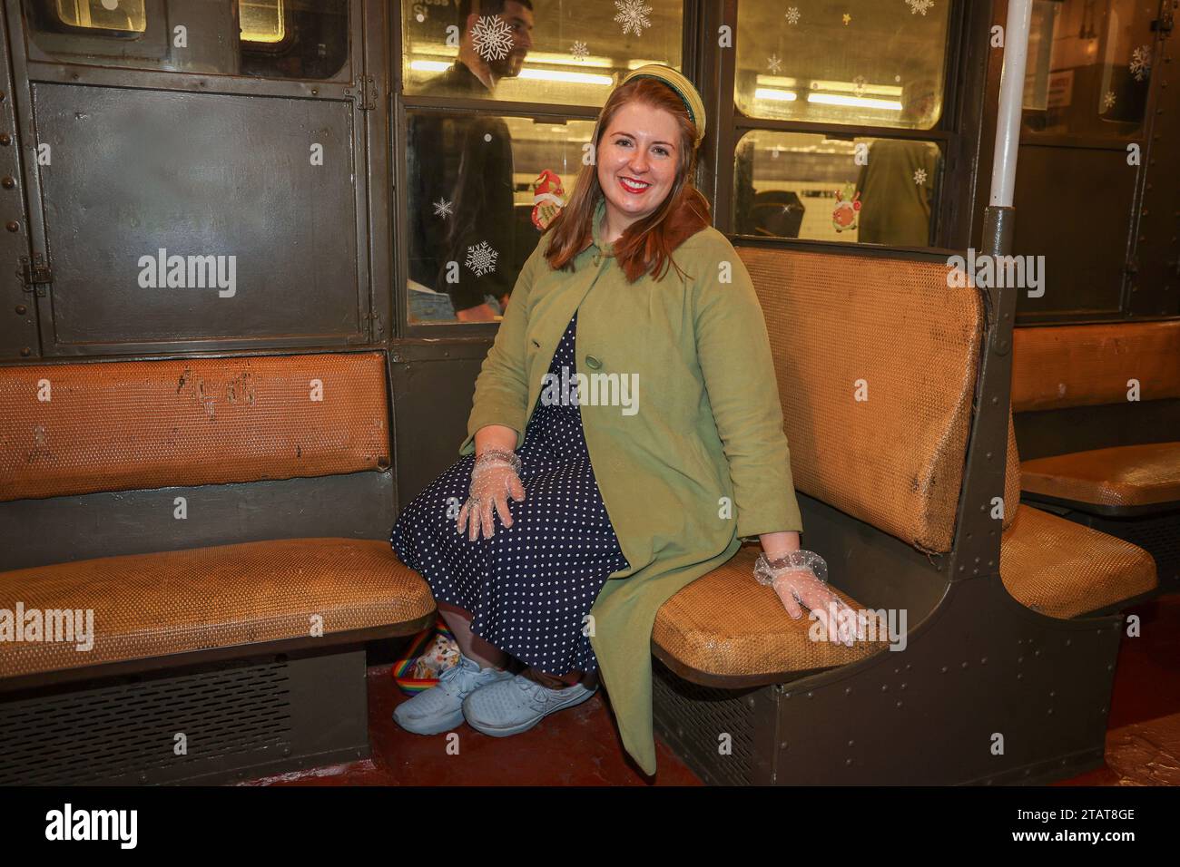 Cosplayer Hannah aus NYC nimmt am 2. Dezember 2023 an den Holiday Nostalgia Rides Teil, die vom ...