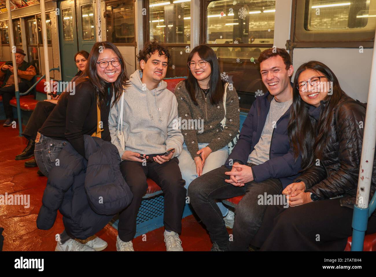 Menschen fahren an Bord der Holiday Nostalgia Rides, die am 2. Dezember 2023 vom New York ...