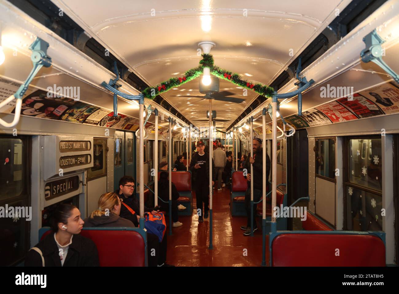 Menschen fahren an Bord der Holiday Nostalgia Rides, die am 2. Dezember 2023 vom New York ...