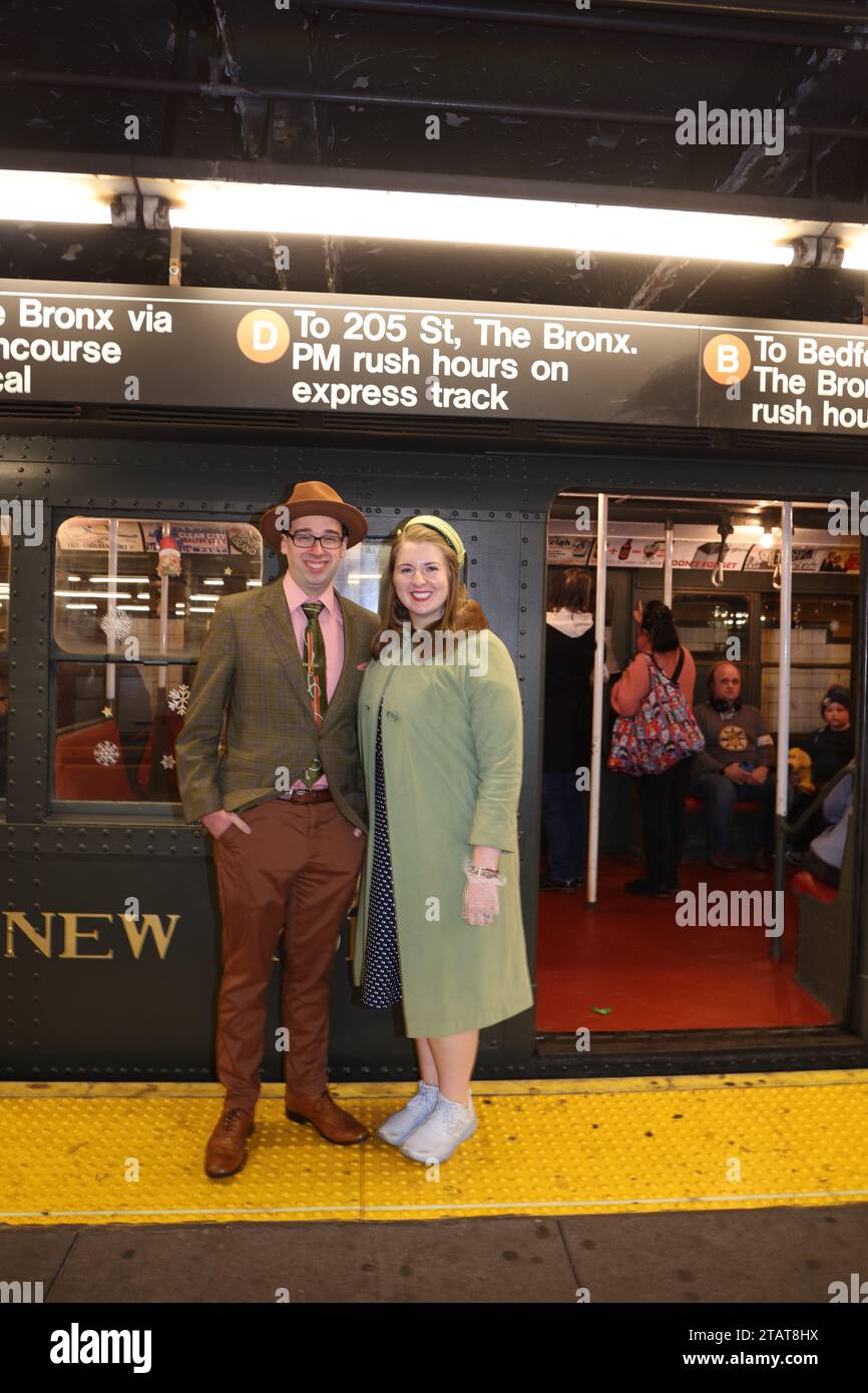 Die Cosplayer Nolan und Hannah aus New York City nehmen am 2. Dezember 2023 an den Holiday ...