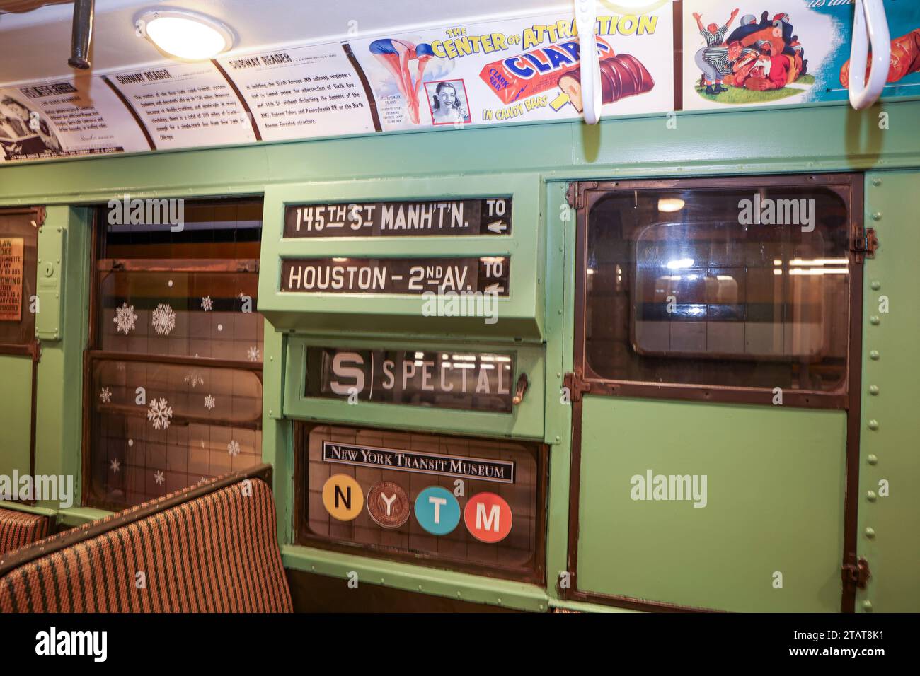 Das Innere des Holiday Nostalgia Rides Train, der am 2. Dezember 2023 vom New York Transit ...