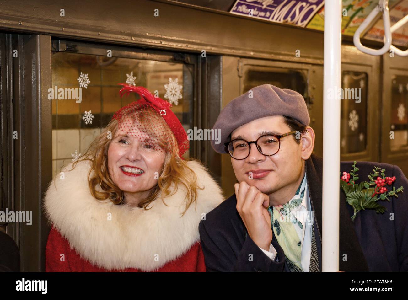 Die Cosplayer Deborah Fischer und Eddie Abreu sind für diese Zeit gekleidet, während sie am 2 ...