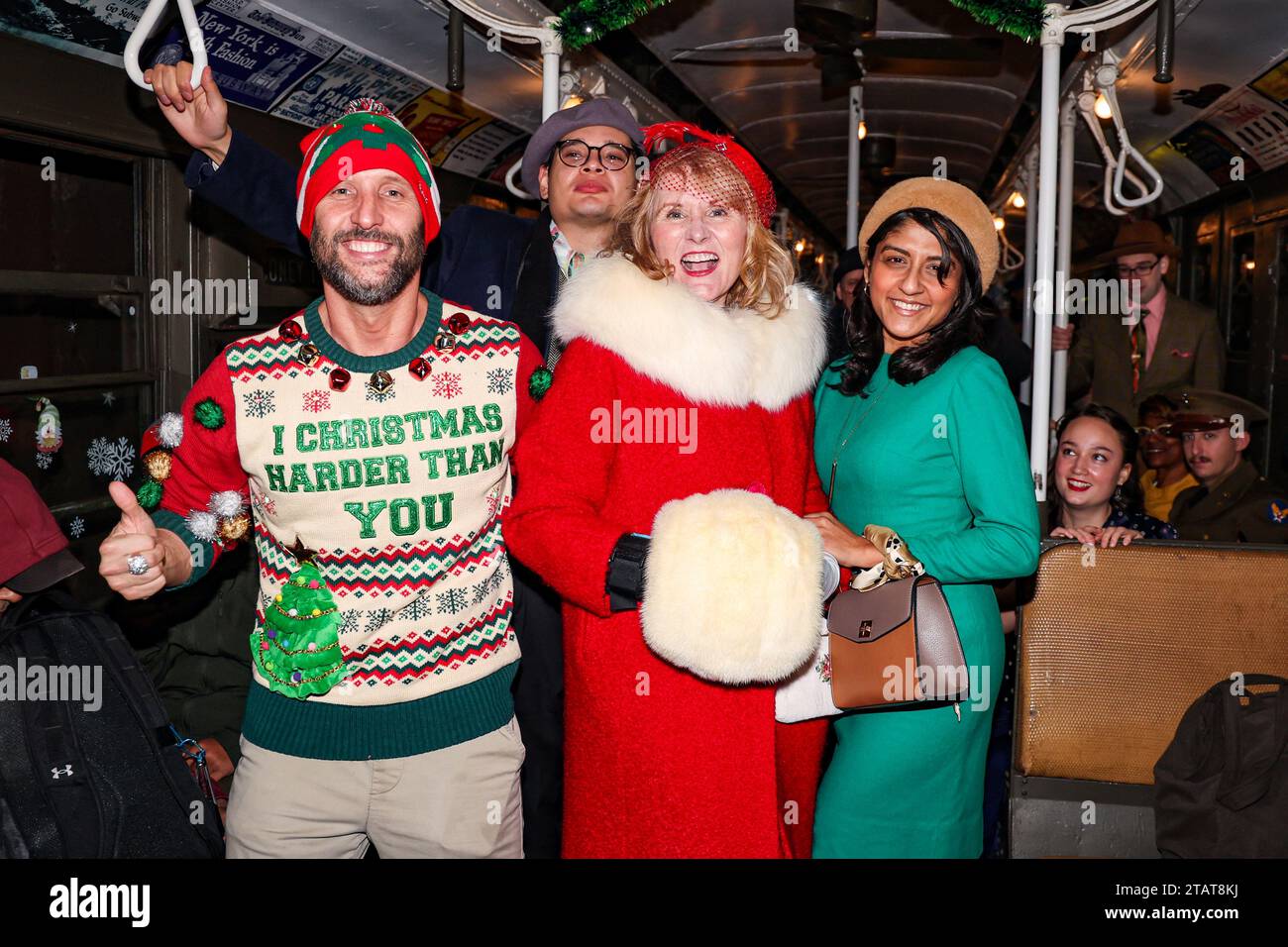 Cosplayer nehmen am 2. Dezember 2023 an den Holiday Nostalgia Rides Teil, die vom New York ...