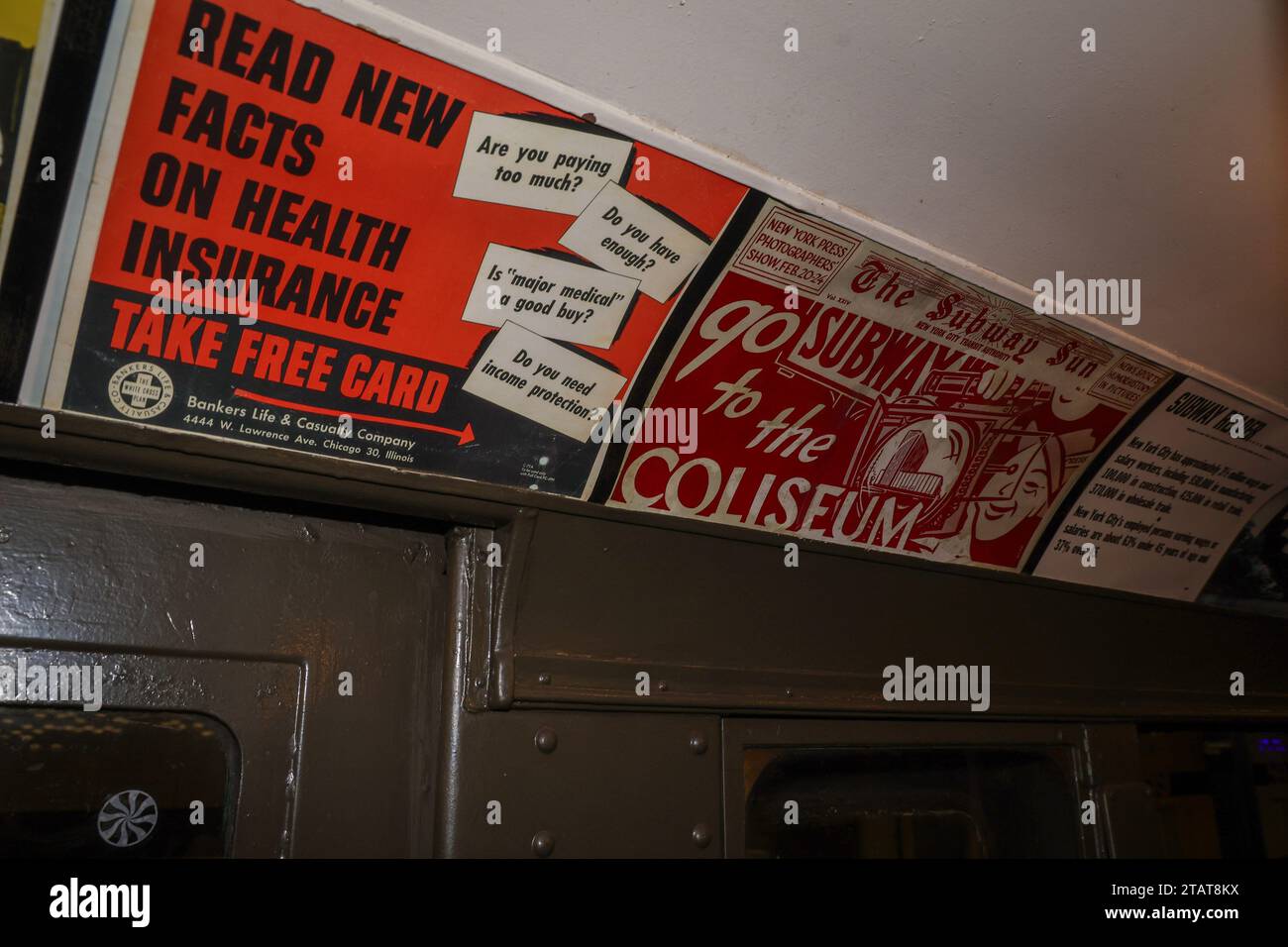Das Innere einer alten U-Bahn, die Anzeigen auf den Holiday Nostalgia Rides, die vom New York ...
