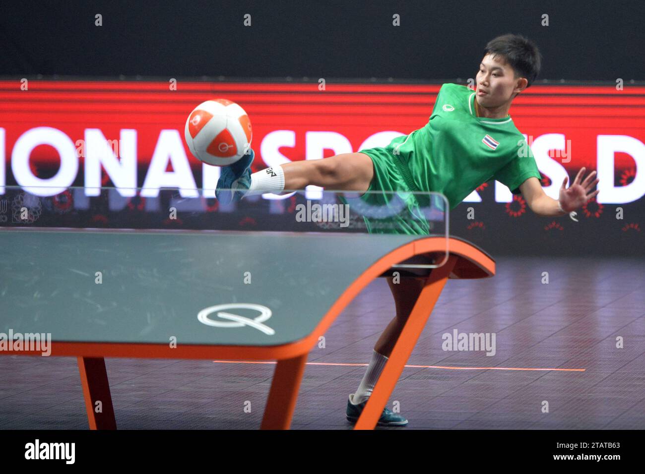 Bangkok, Thailand. Dezember 2023. Jutatip Kuntatong kehrt den Ball im ...