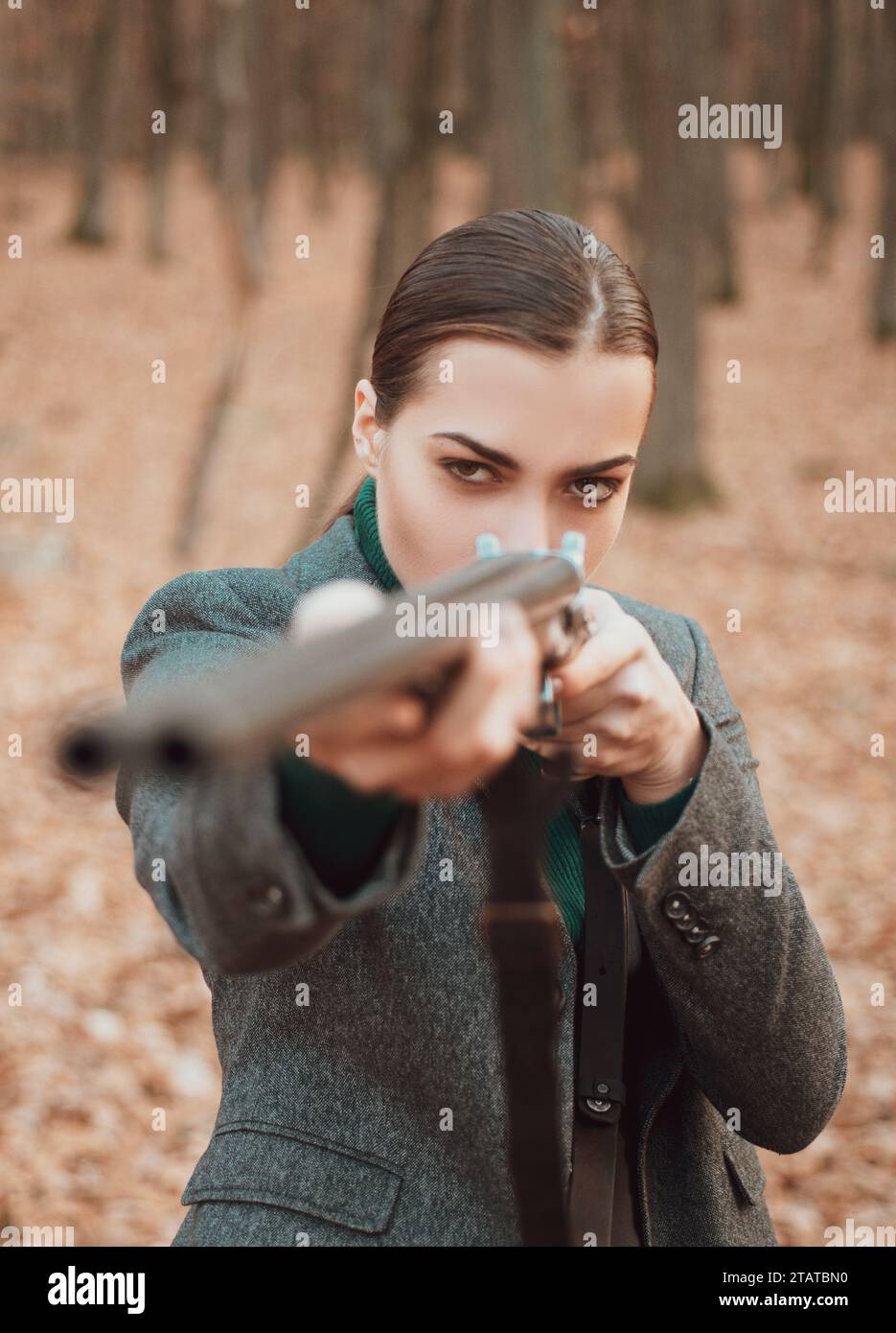 Weibchen mit einem Gewehr. Ein Jäger mit einem Jagdgewehr und Jagdform ...