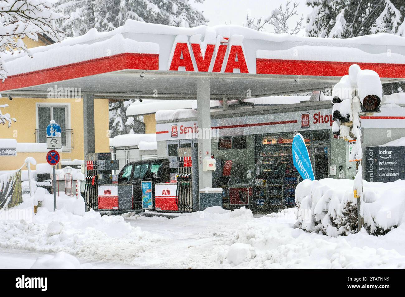 Eingeschneite AVIA Tankstelle, Neubiberg bei München, 2. Dezember 2023 ...