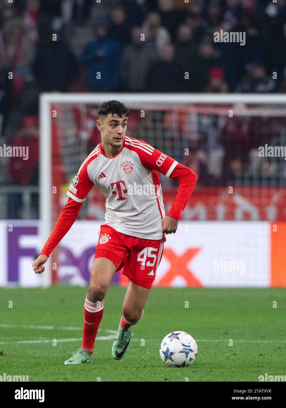 Aleksandar Pavlovic (FC Bayern München, #45) am Ball, GER, FC Bayern ...