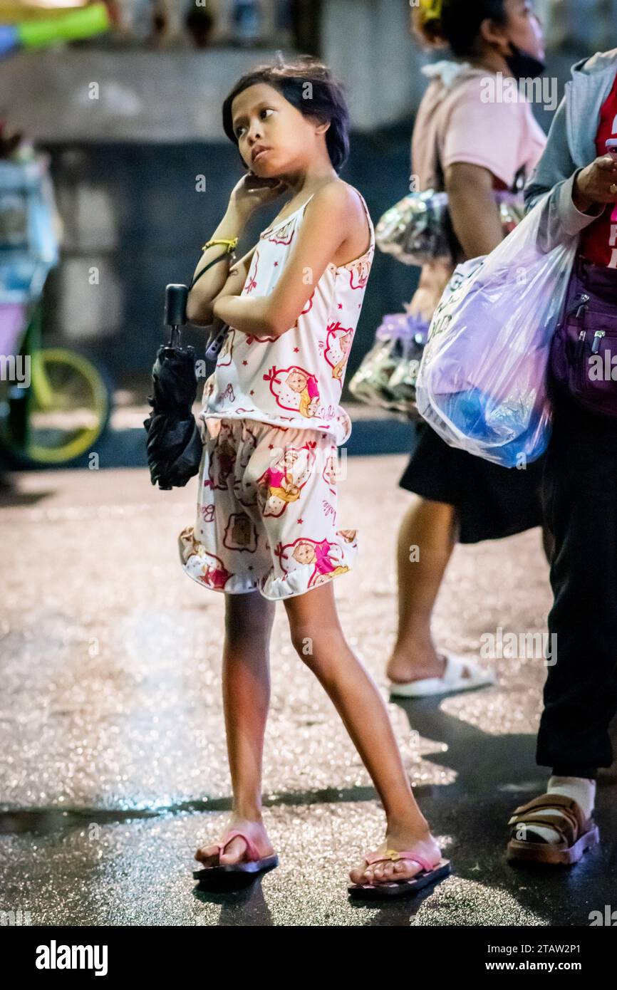 Ein hübsches, junges philippinisches Mädchen wartet auf ihre Familie ...