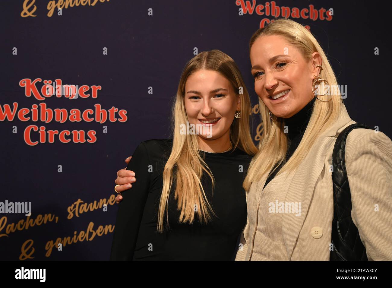 Schauspielerin Janine Kunze mit Tochter Lola Budach kommt zur Premiere ...