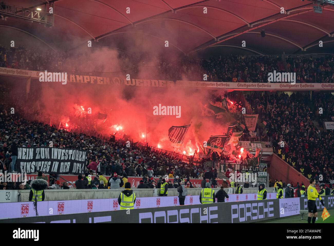 Stuttgart, Deutschland. Dezember 2023. Pyrotechnik, Bengalo ...