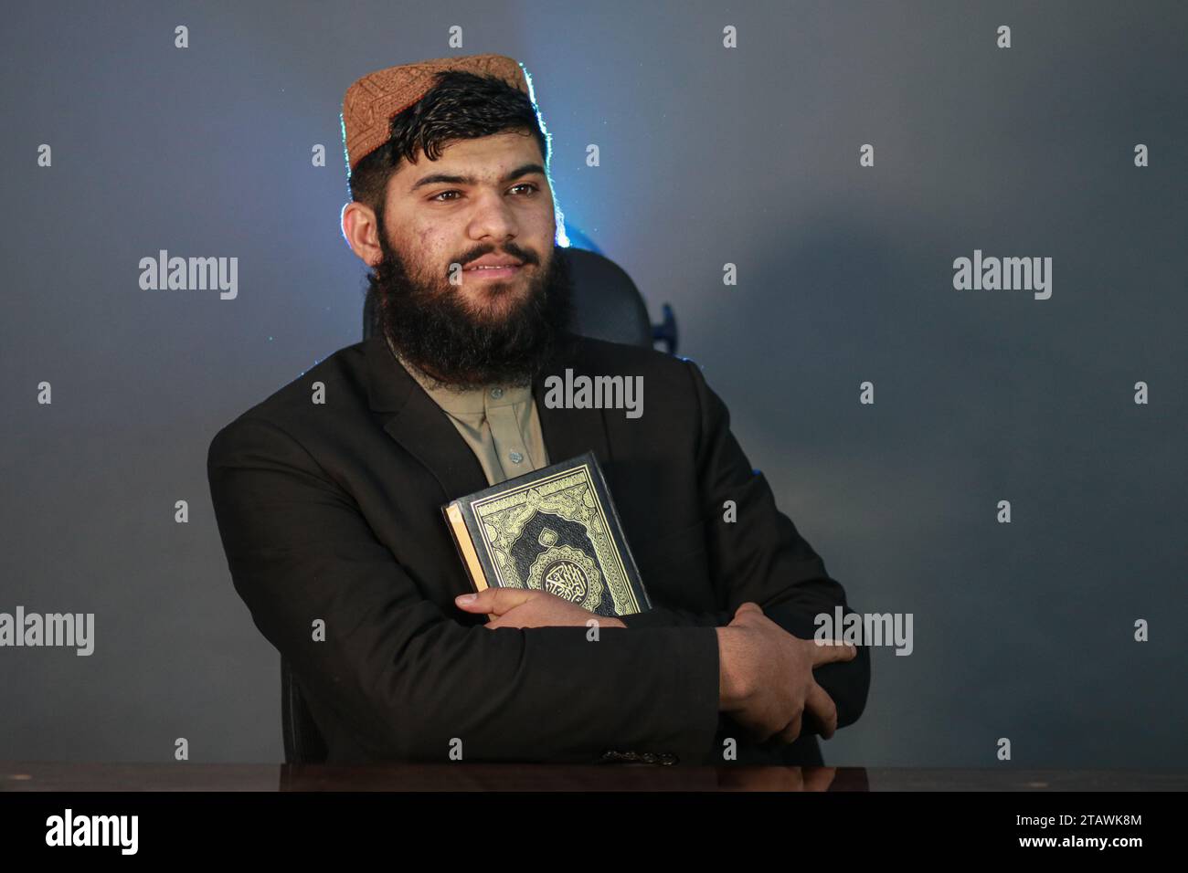 Muslimischer Mann, der den heiligen Koran liest. Der heilige Quran in ...