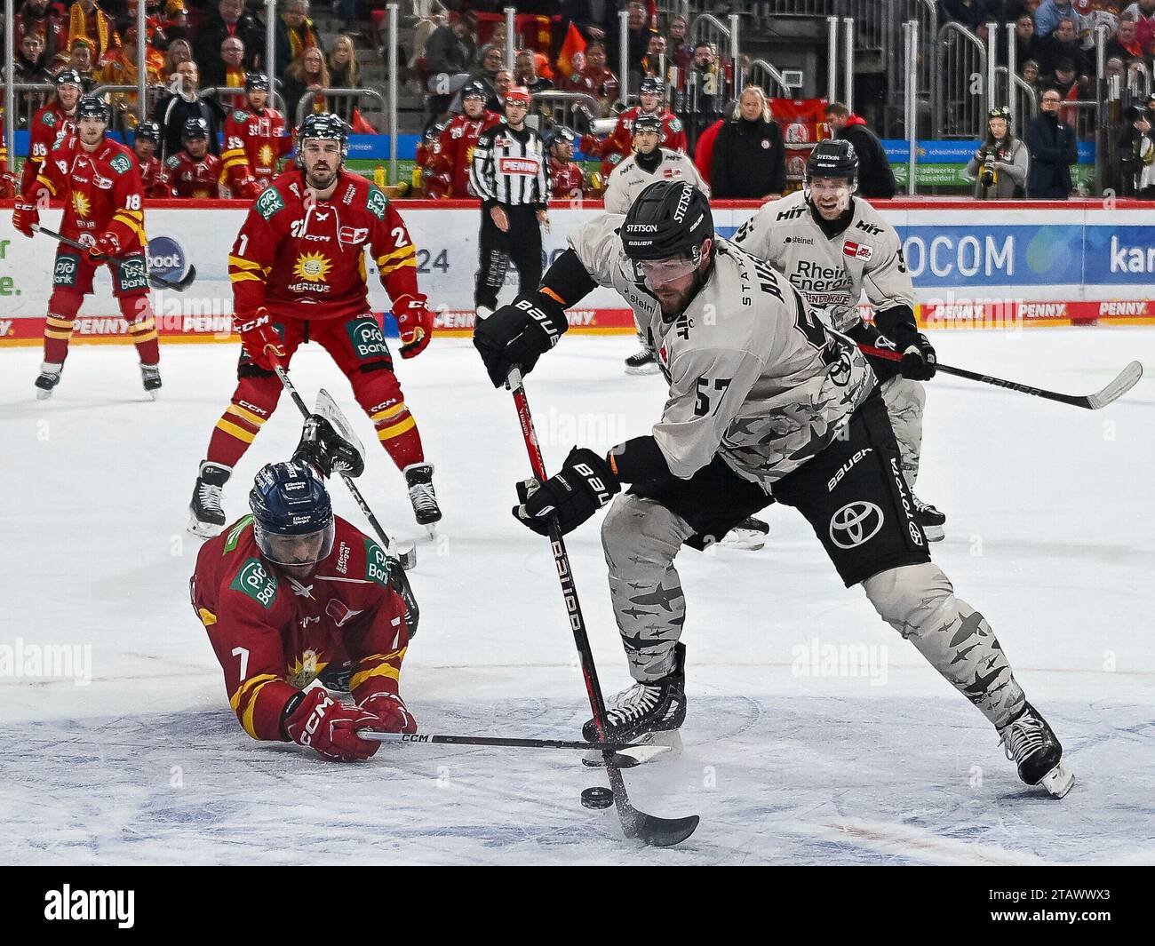 Sinan Akdag (Duesseldorfer EG, #07) versucht Brady Austin (Koelner Haie ...