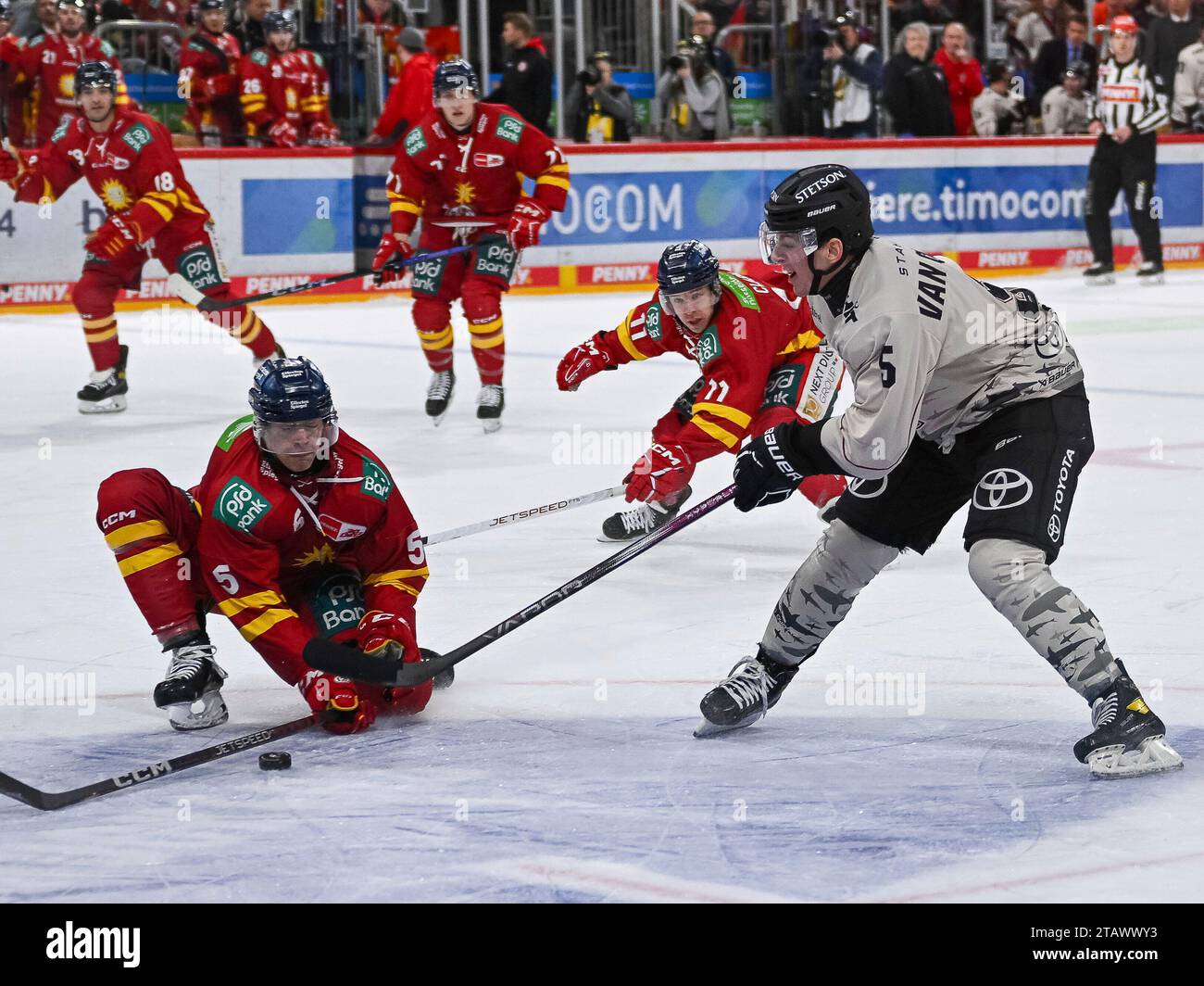 Der Pass von Robin Van Calster (Koelner Haie, #05) wird durch Nicolas ...
